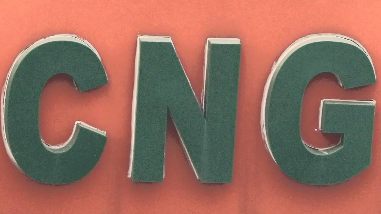 मुंबई में CNG संकट 40 घंटे बाद भी जारी, टैक्सी-ऑटो से लेकर बस सेवाएं ...
