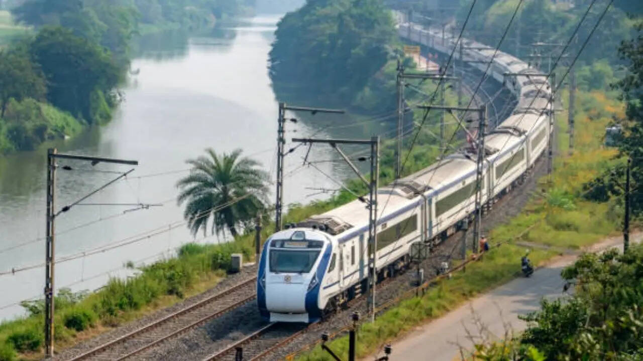 भारत की सबसे लंबी रेल यात्रा, 9 राज्यों से होकर गुजरती है ट्रेन, 75 ...