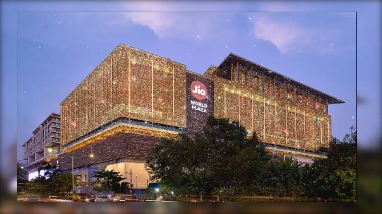 Mumbai me hai Duniya ka sabse bada Elevator check about World Largest Passenger Lift - मुंबई में ...