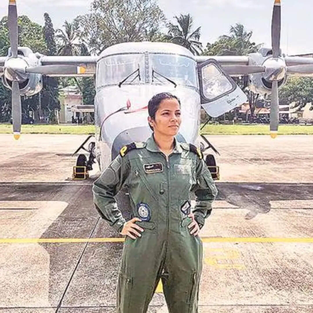 Indian Navy First Women Pilot Shivangi Motivational Story Her Father ...