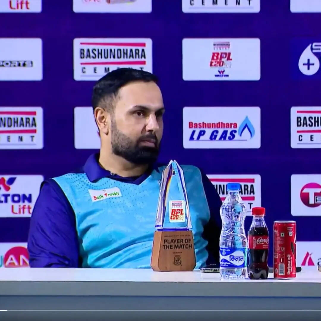 Cricket ki pitch par Maa Beti Ki Jodi: Mohammad Nabi With Son Hassan ...