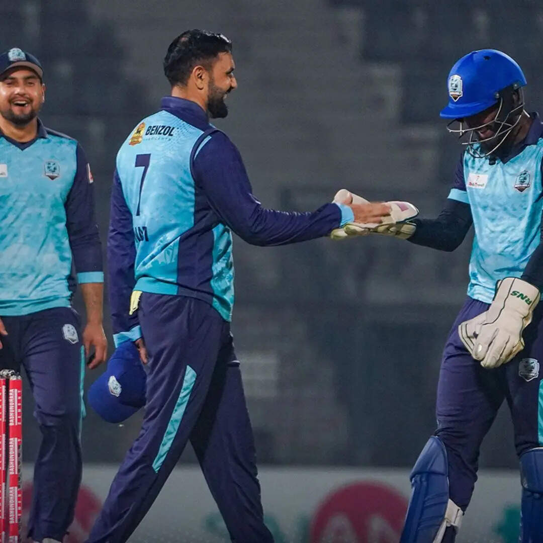 Cricket ki pitch par Maa Beti Ki Jodi: Mohammad Nabi With Son Hassan ...