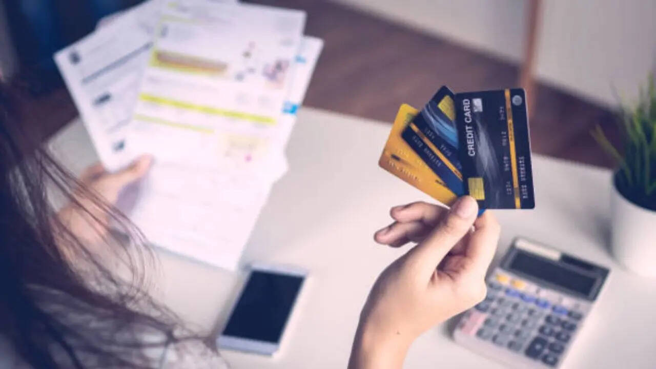 Credit Card को लेकर एक गलती और कर्ज के जाल में फंस जाएंगे आप! आज ही बंद ...