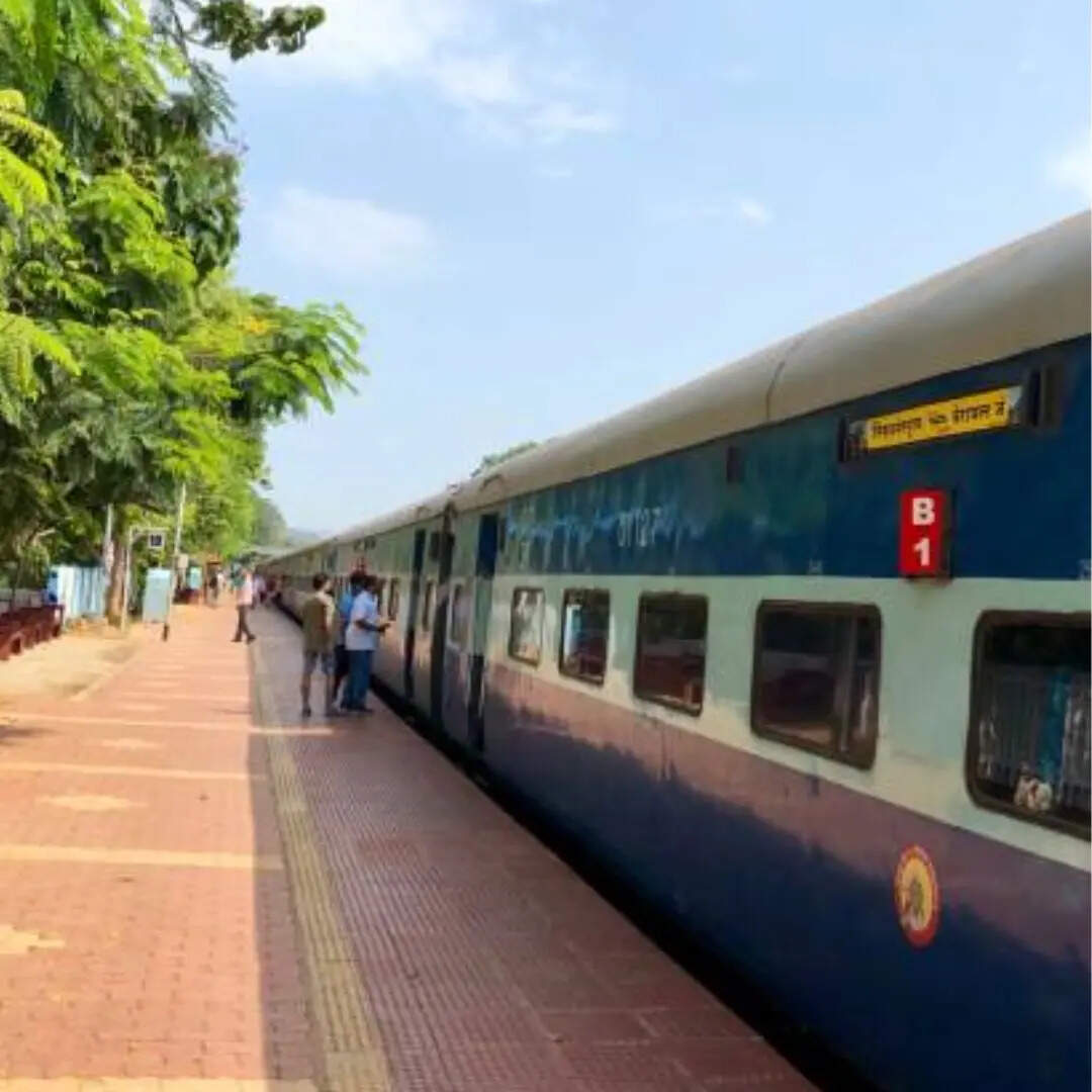How Many Seats Are There In One Coach of train Indian Railway Sleeper ...