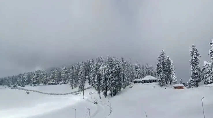 Heavy Snowfall in Gulmarg bring down temperatures sharply | Times Now ...
