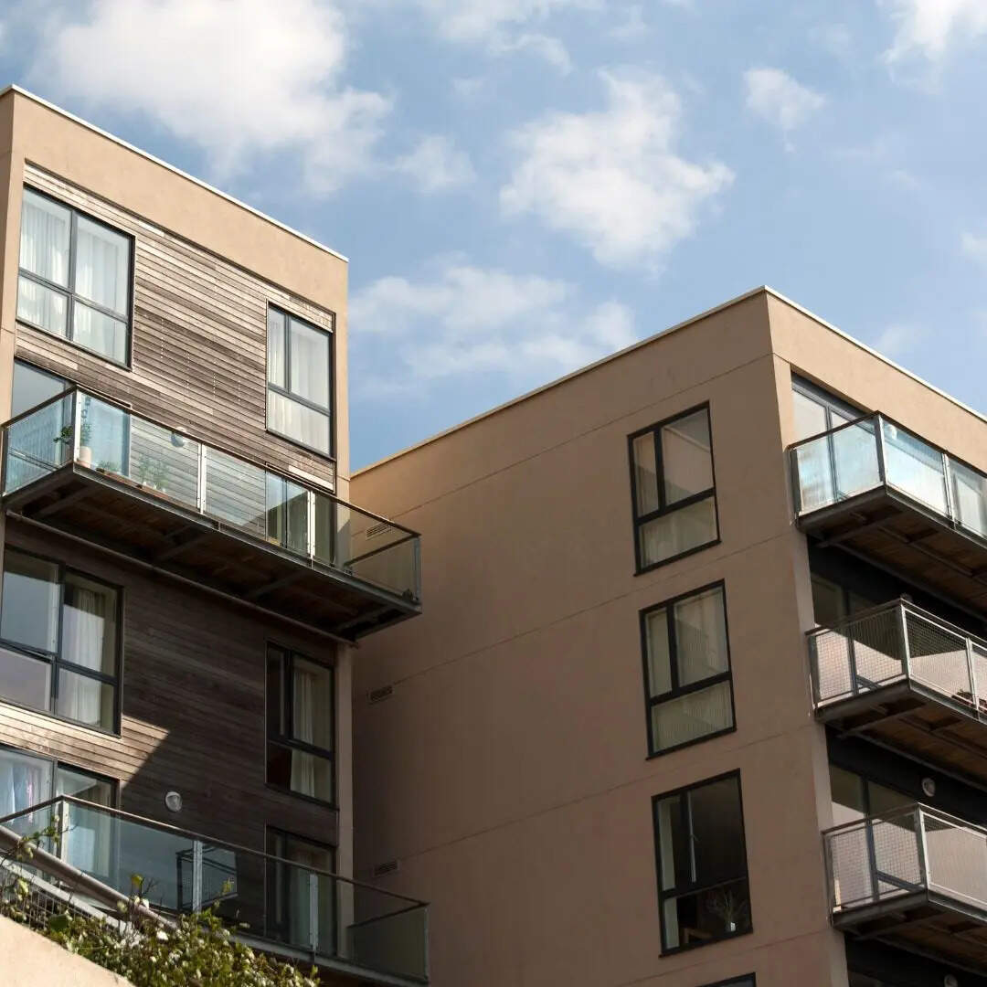 free ka ghar rahne ke liy milte hain har sal 2.5 lakh rupaye