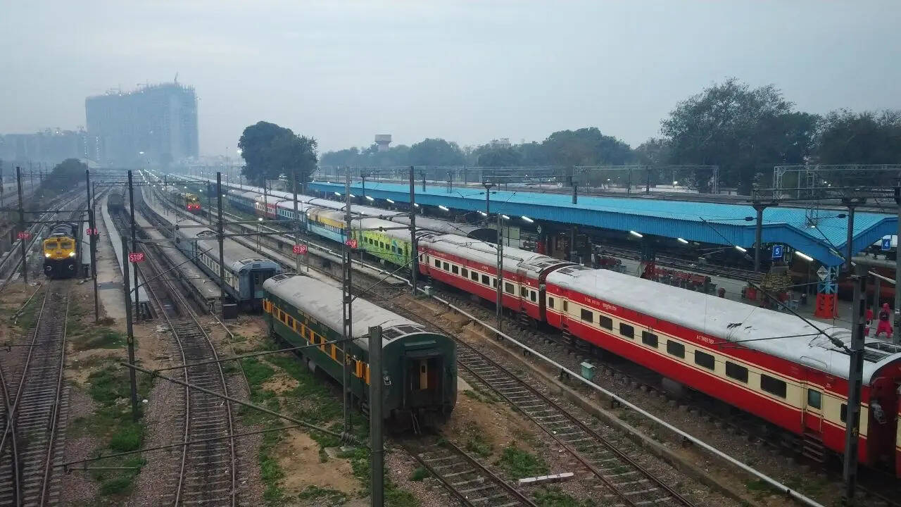 India Mysterious Railway Station Train Reaches Station Lights go off ...