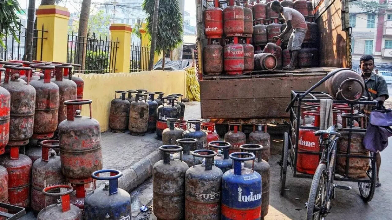 Rajasthan LPG Gas Crisis News: राजस्थान में गैस की किल्लत, 2-3 दिन का ...