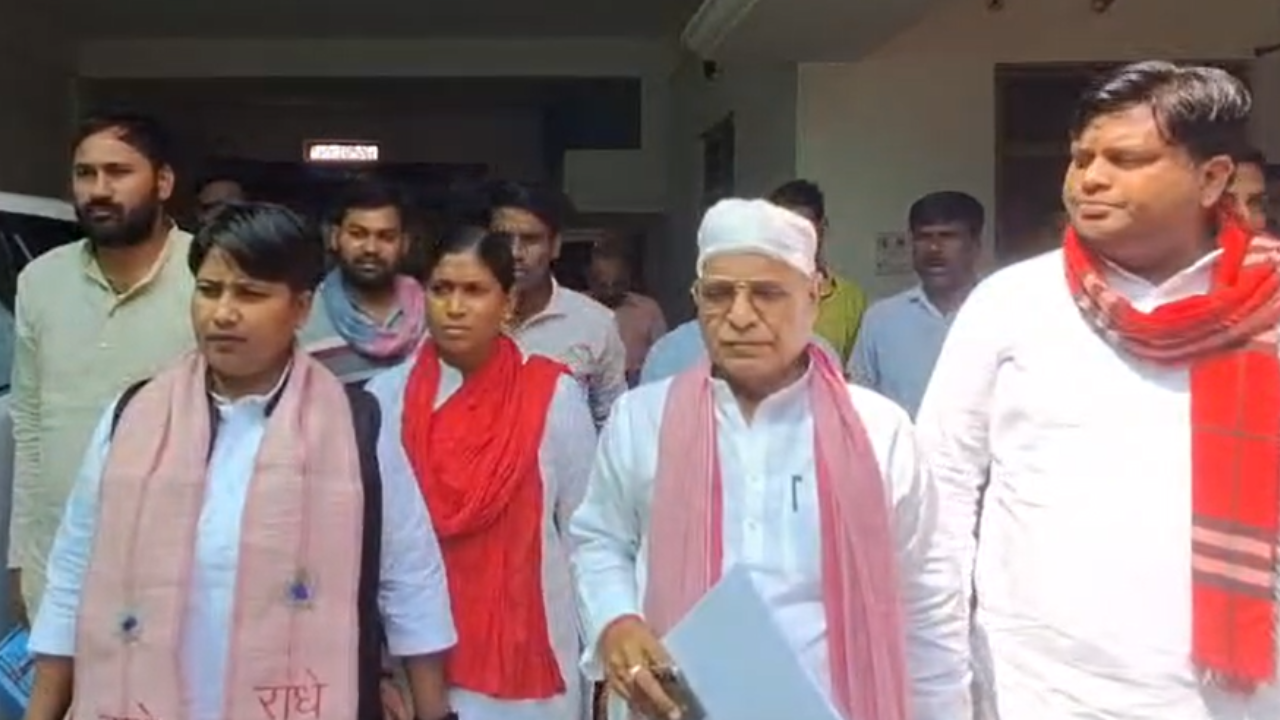 Ghazipur SP Delegation: गाजीपुर के कटारिया गांव में सपा डेलिगेशन का ...