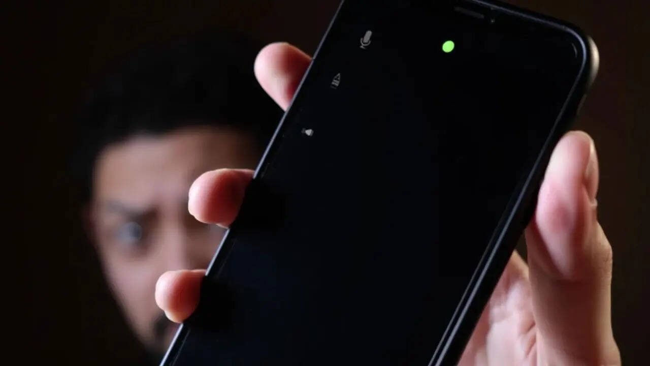 Smartphone Screen Ki Green Light Ko Bhulkar Bhi Ignore Na Kare: If ...