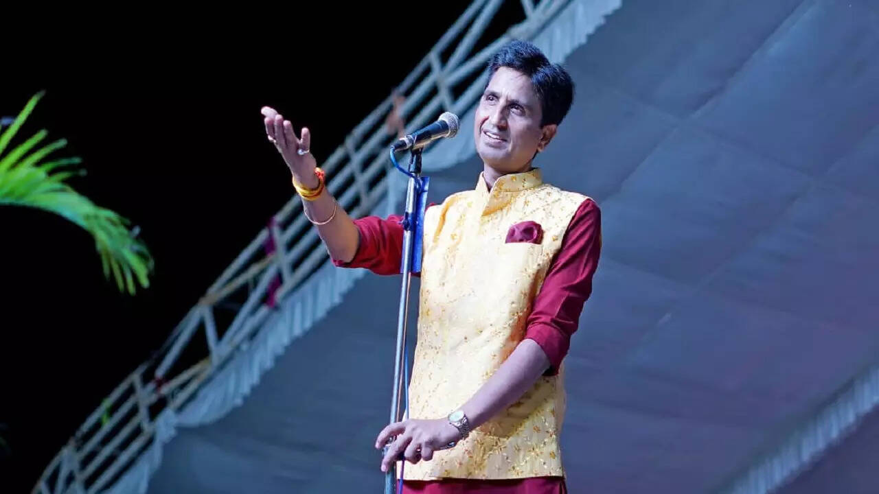 kumar vishwas slams arvind kejriwal and aap over laxmi ganesh photo on ...
