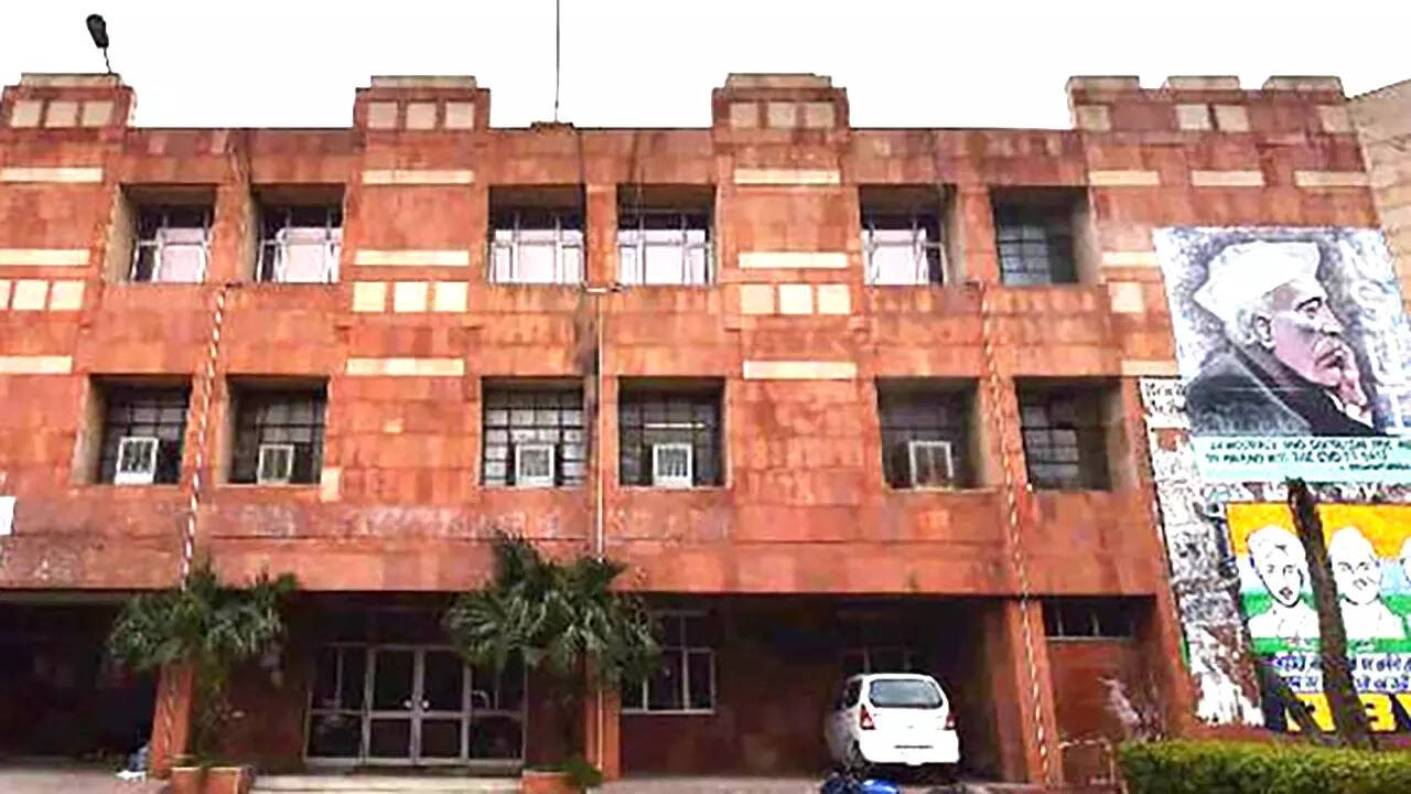 Caste slogans written on the walls of JNU building in controversy again ...