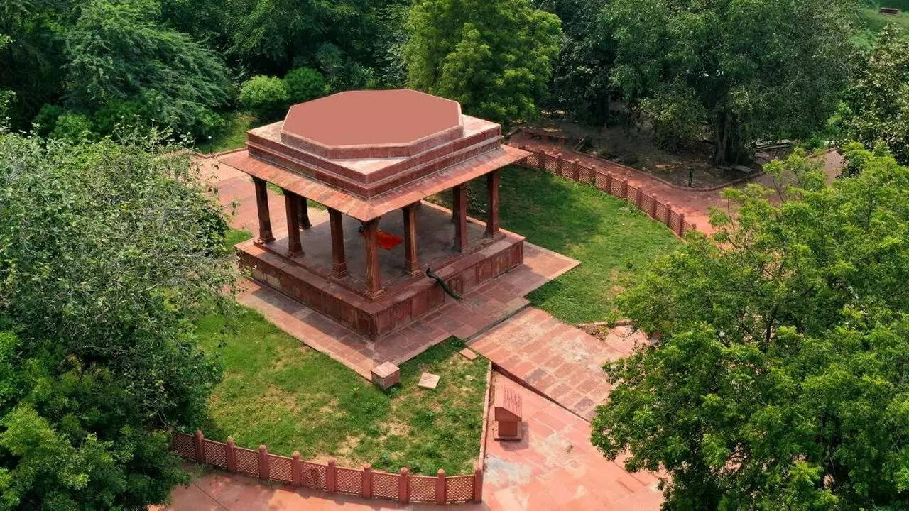 raskhan ki samadhi is a famous tourist place now in braj see pics ...