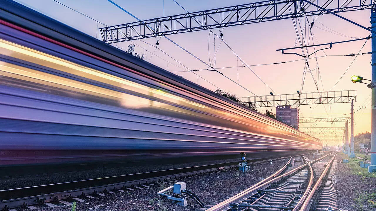 Railway shared video of train passing by blowing dust at 110 km per ...