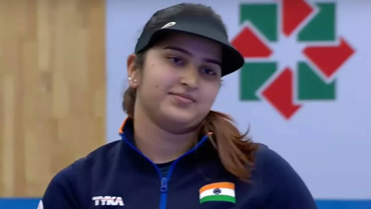 Indian shooter Rhythm Sangwan breaks 29 year old World Record - भारतीय ...