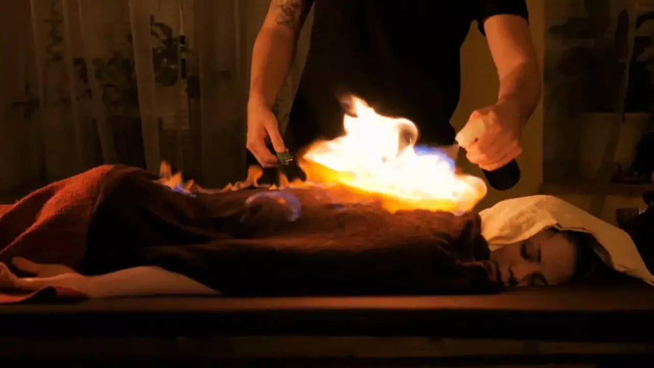 Fire Therapy: बीमारी का इलाज करने के लिए शरीर में आग लगा देता है डॉक्टर ...