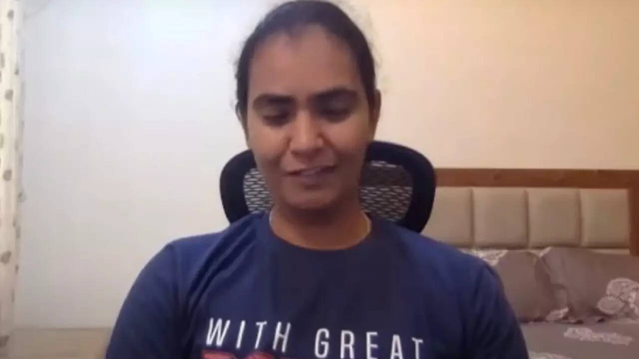 Shikha Pandey Viral Video: Indian women cricketer Shikha Pandey crying ...