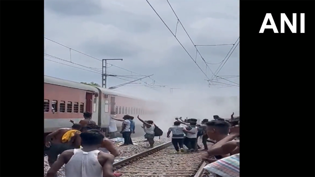 Train Passengers Panic After Smoke Detected in DIbrugarh Kanyakumari ...