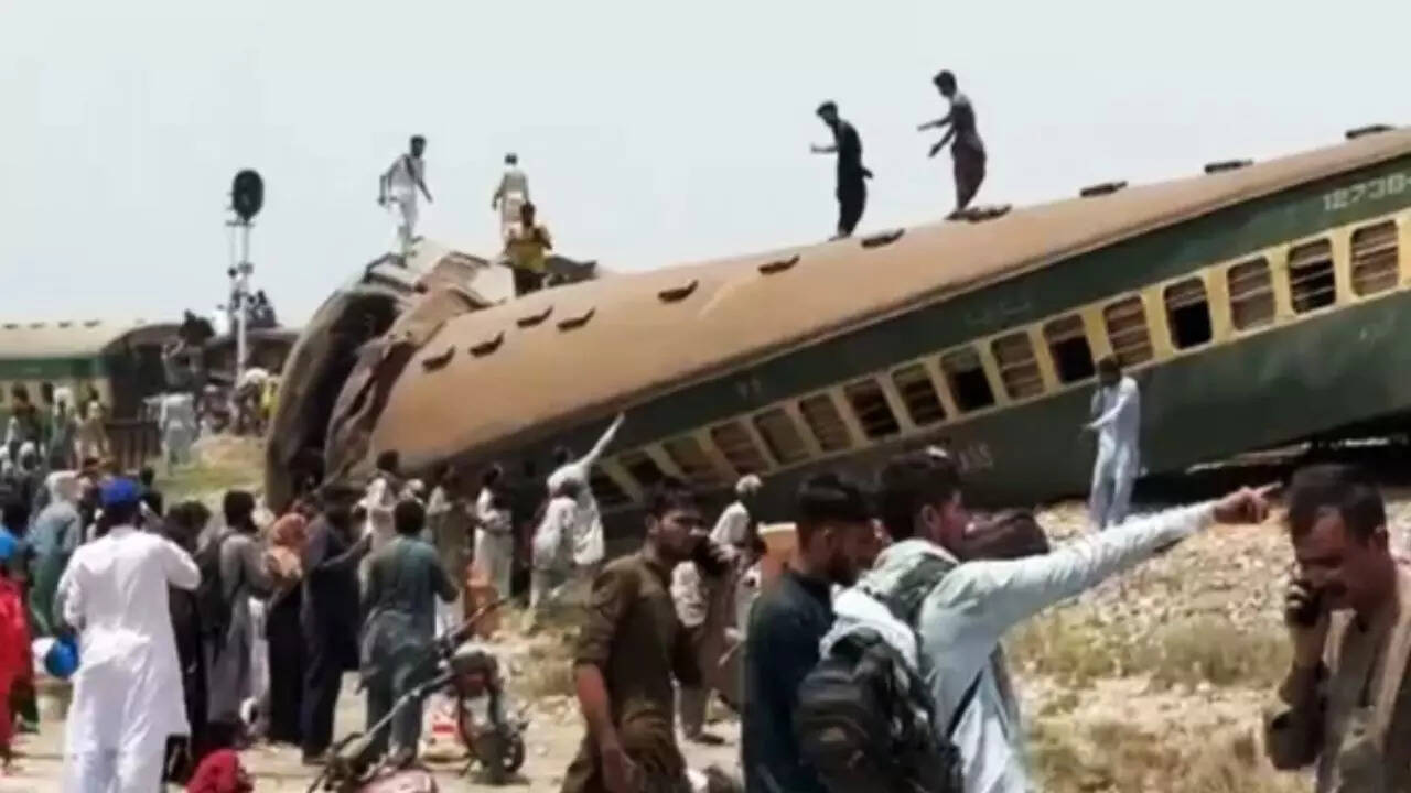 Major Train Accident In Pakistan, Hazara Express Going To Rawalpindi ...
