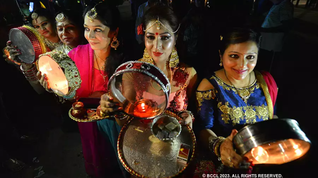 Karwa Chauth 2023 Moonrise Time in Agra: Aaj Raat Chand Kab Nikalega in ...