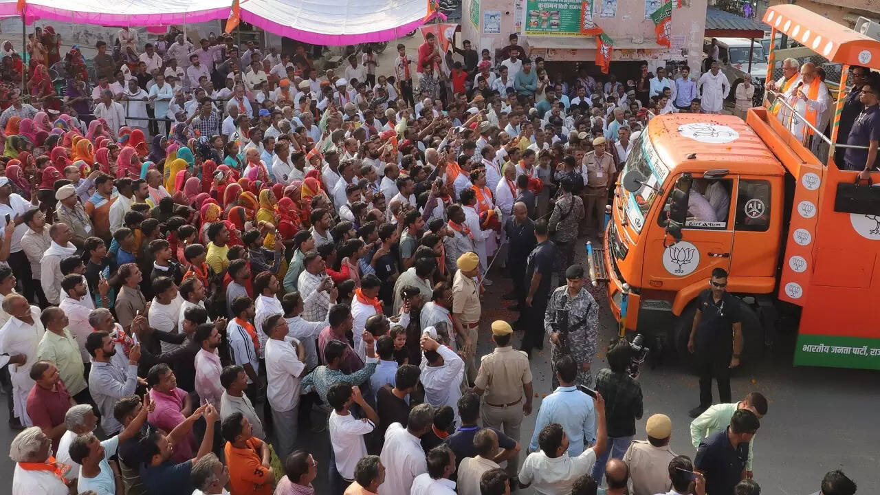 Home Minister Amit Shah Election Rath In Contact With Electric Wire In ...