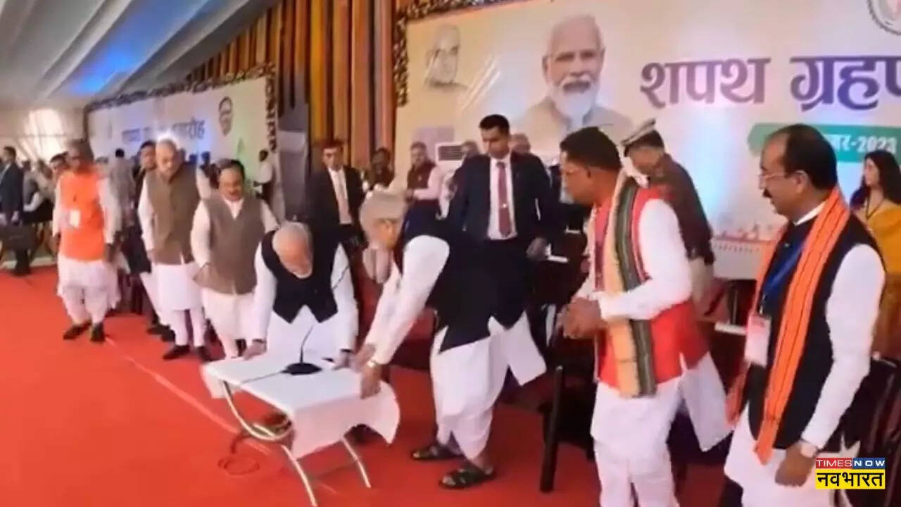 VIDEO: PM Narendra Modi helps in moving table on stage during Vishnu ...