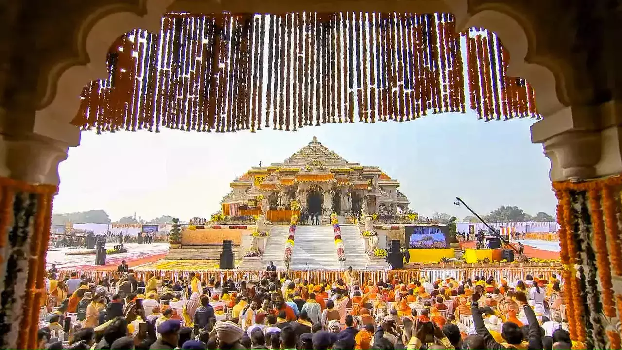 Ayodhya Ram Mandir: Huge crowd gathers as temple opens for public | राम ...