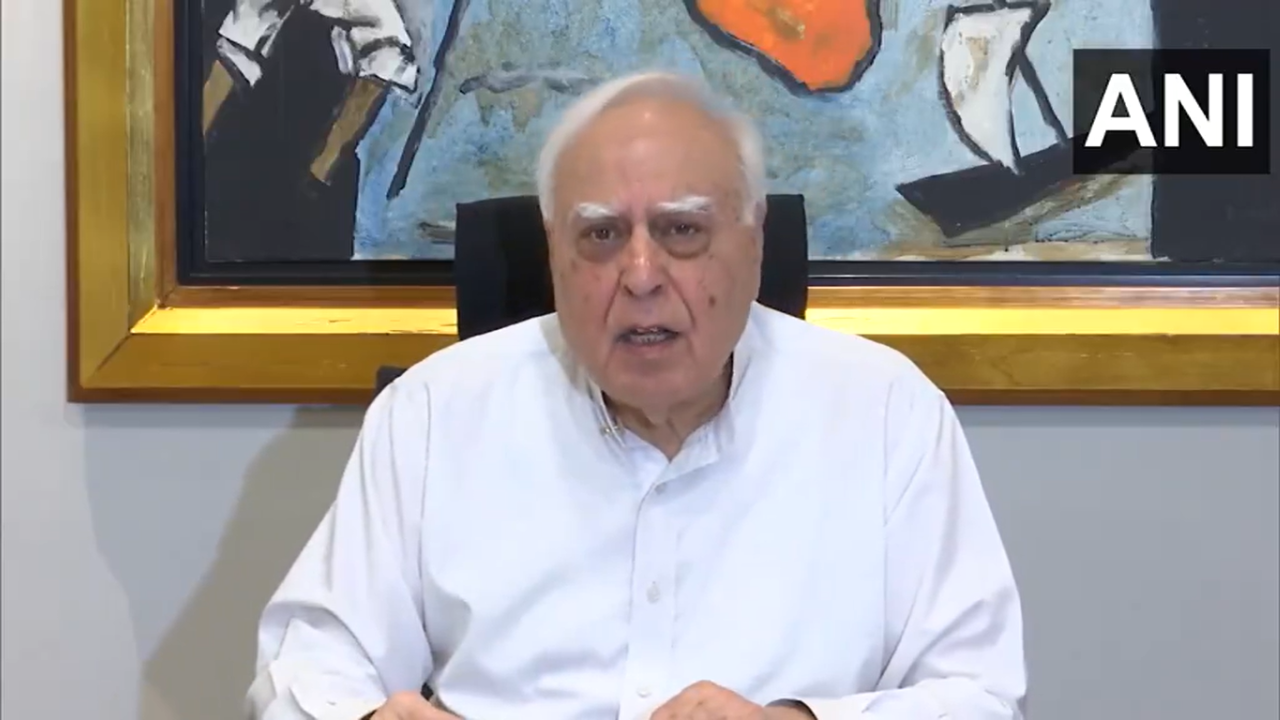 वोट प्रतिशत आंकड़े देने में देरी पर मचा घमासान, कपिल सिब्बल ने चुनाव ...