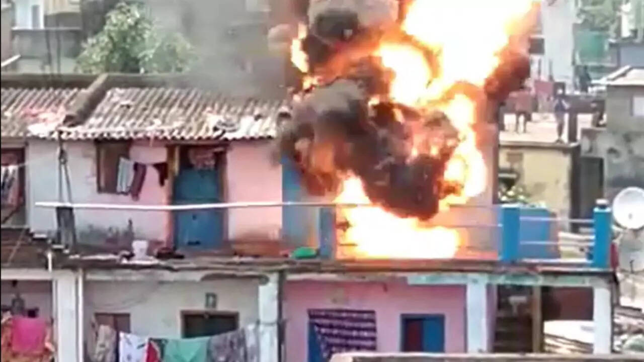 ओडिशा के कटक में सिलेंडर फटा, धमाके से गूंज उठा पूरा इलाका; देखें VIDEO massive fire in Cuttack ...