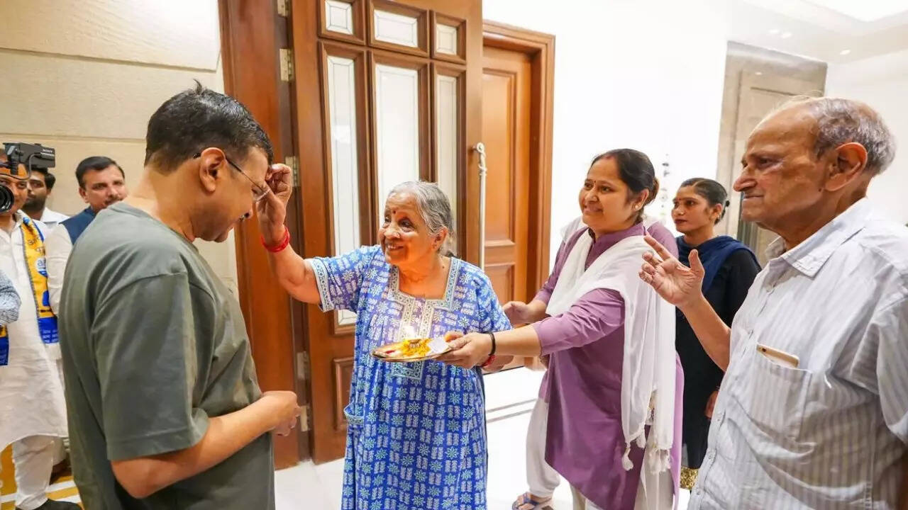 Delhi CM Arvind Kejriwal received a warm welcome from his family ...