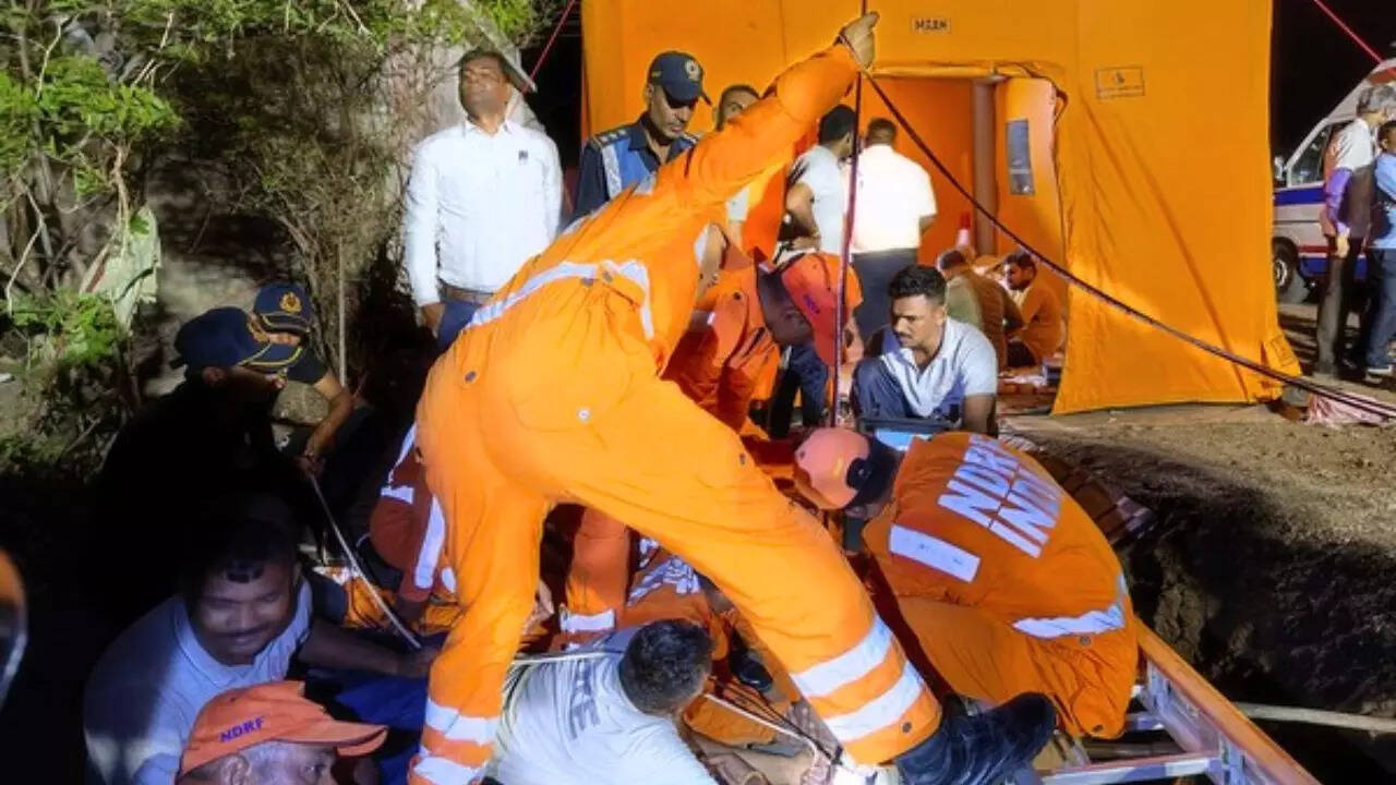 बोरवेल में जिंदगी की जंग हार गई मासूम आरोही, 17 घंटे चला ऑपरेशन फेल; सवालों के घेरे में NDRF ...