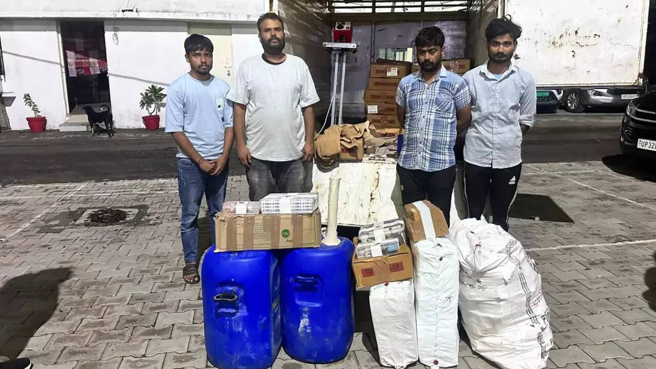 Greater Noida में नकली शराब की फैक्ट्री का भंडाफोड़, रामपुर और बुलंदशहर ...