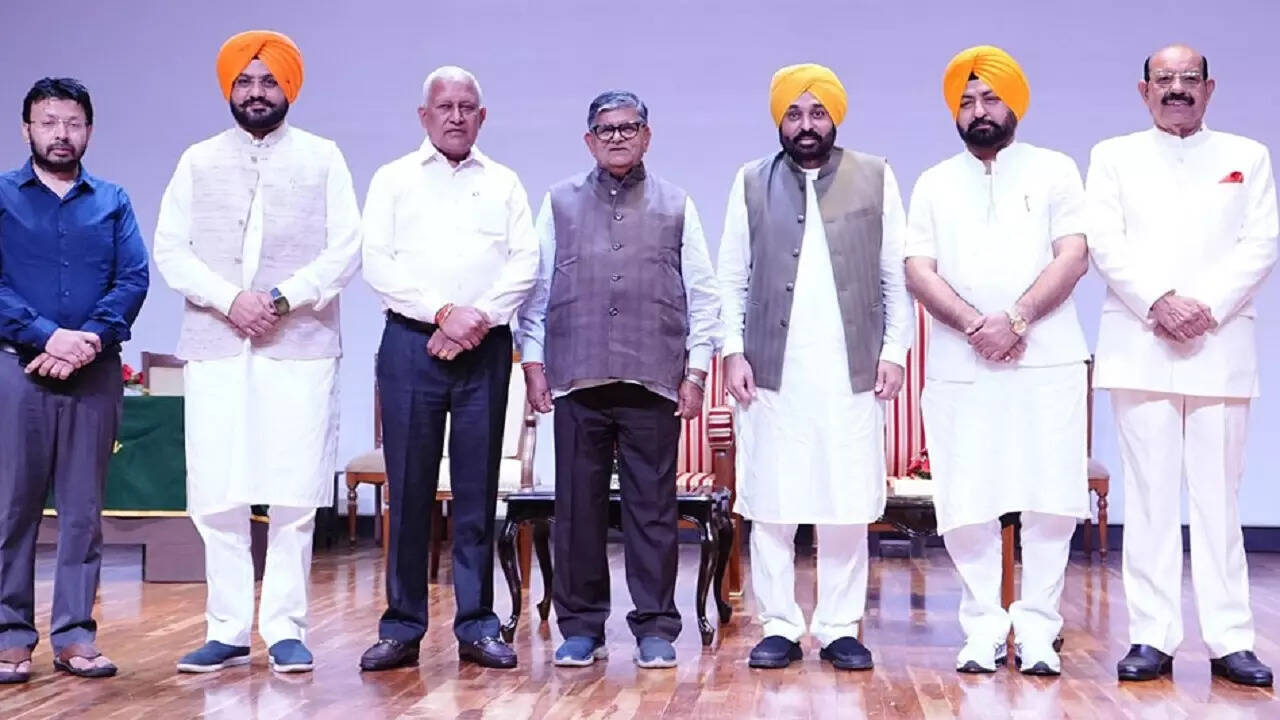 Punjab Cabinet Reshuffle: पंजाब की भगवंत सरकार में फेरबदल, 5 नए मंत्रियों की हुई एंट्री | Times ...