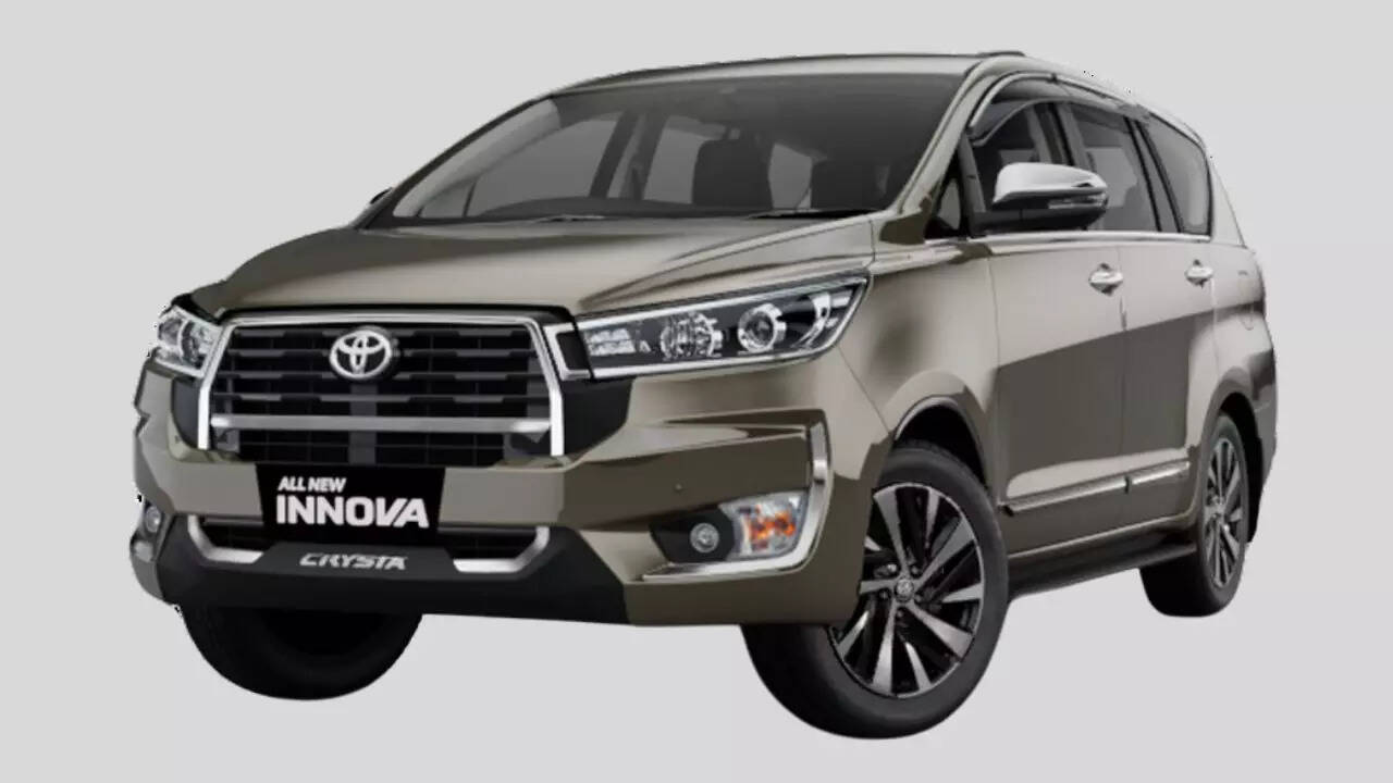 नई Innova Crysta खरीदने वाले हैं तो बढ़ा लें अपना बजट, कंपनी ने इतनी ...