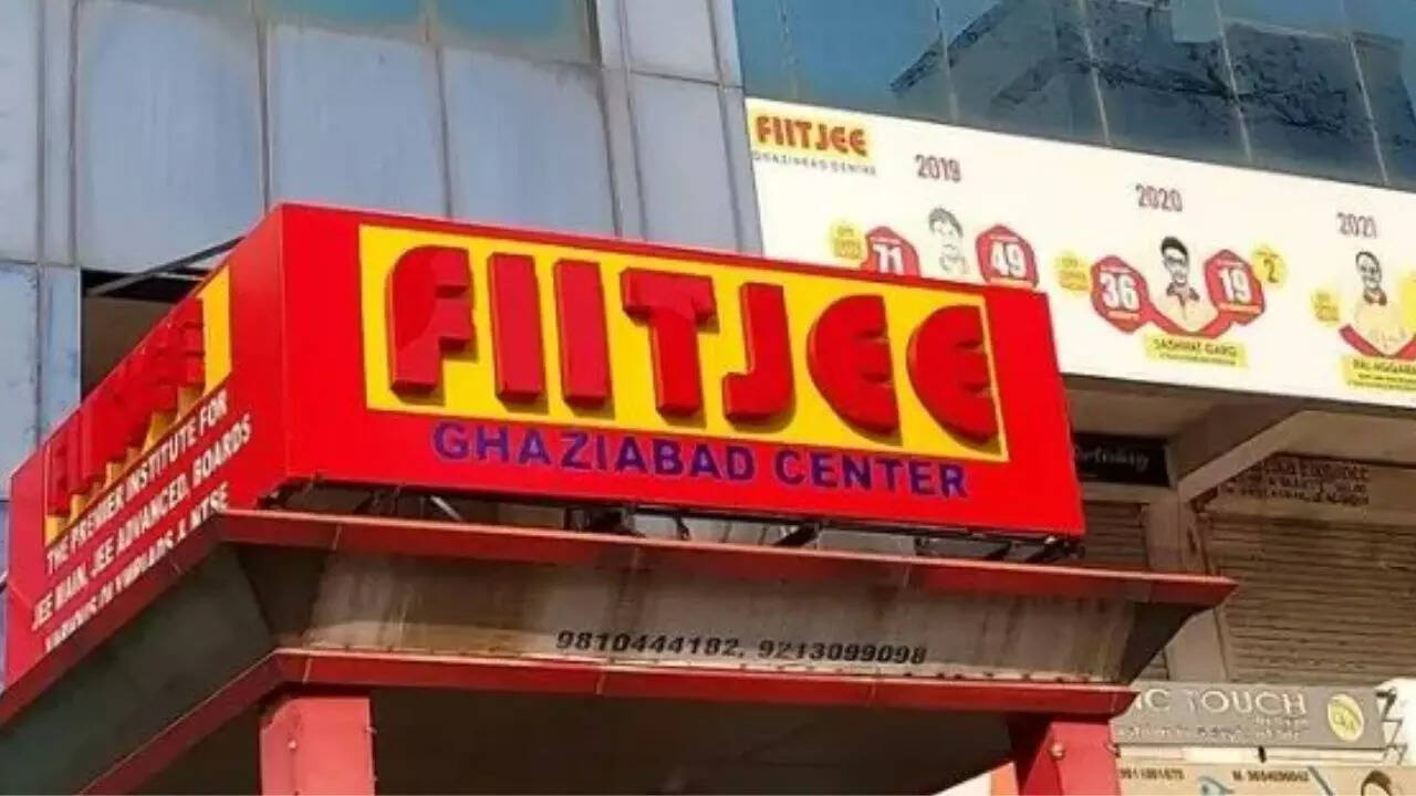 FIITJEE Coaching Center Shut Down Case (फिटजी कोचिंग सेंटर केस): What is the Salary of FIITJEE ...