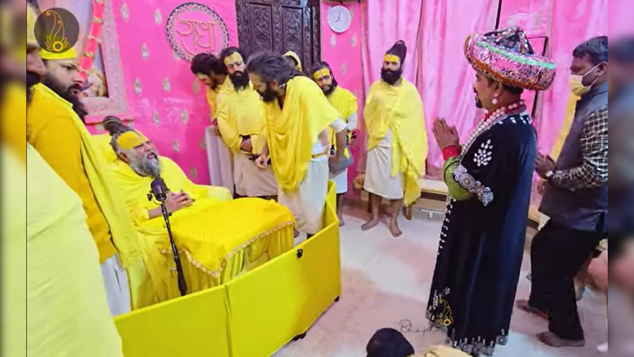 जादूगर OP Sharma Jr. ने प्रेमानंद जी महाराज को क्या जादू के करतब दिखाए ...