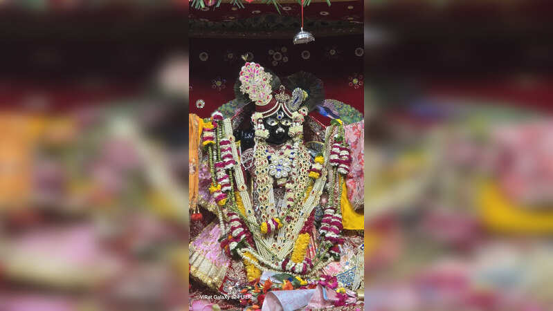 Banke Bihari Mandir Phool Bangla and Summer Timings- 500 किलो फूलों से ...