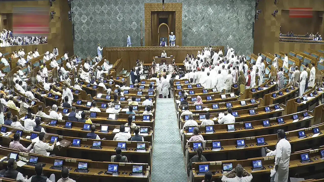 Monsoon Session: विपक्षी सांसदों की नारेबाजी के बीच मानसून सत्र की कार्यवाही दोपहर 2 बजे तक के ...