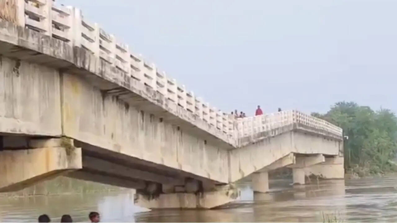 Bridge worth crore collapses in bihar araria, cutting off Forbesganj ...