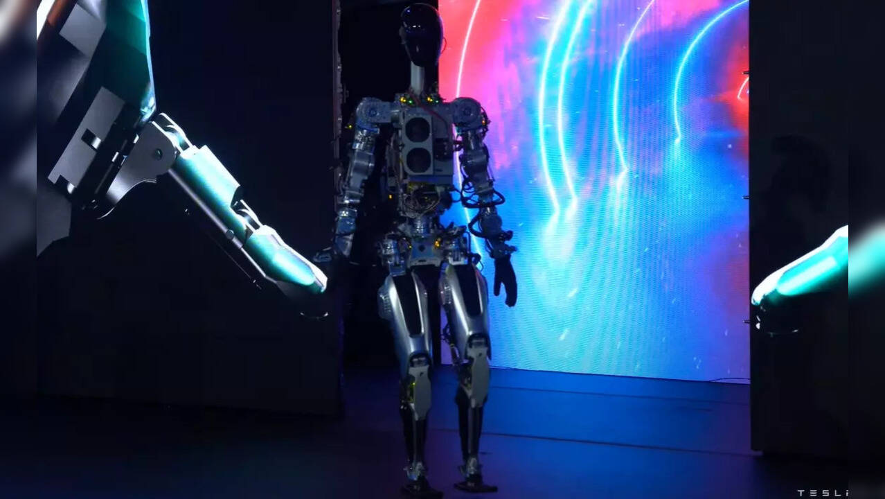 Elon Musk unveils Tesla humanoid robot Check Price - Elon Musk ने पेश ...