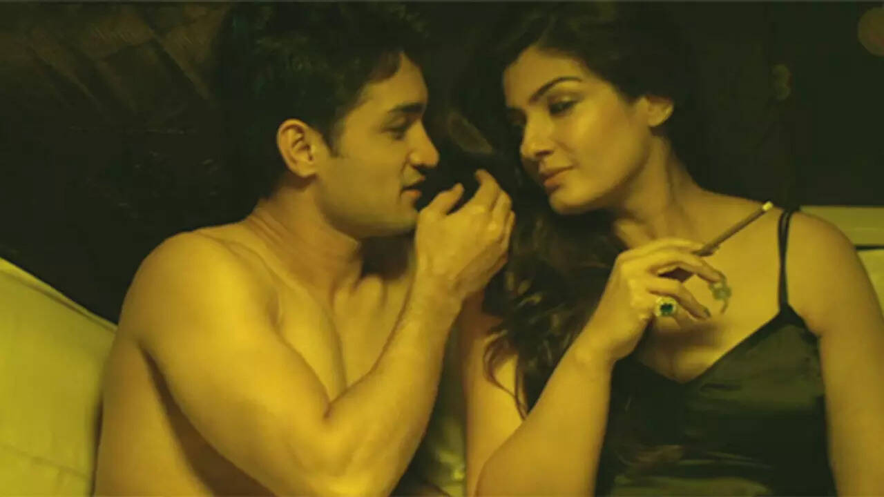 bollywood throwback raveena tandon and ashish bisht hot and bold intimate scene in film shab ...