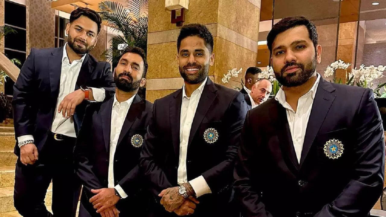 Team India arrive in Australia, PHOTOS: rohit sharma shares first pic ...