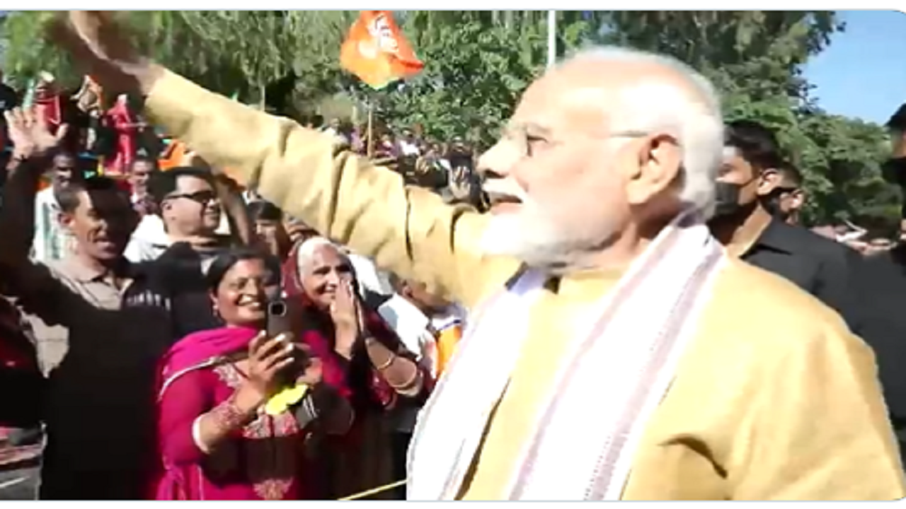 People raise Modi-Modi, Sher Aaya slogans as they welcomed PM Modi in ...