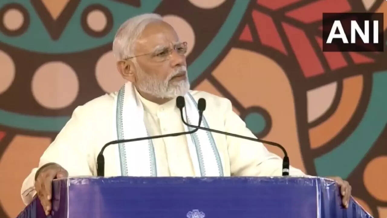 pm modi gets emotional on morbi bridge collapse tragedy in gujarat ...