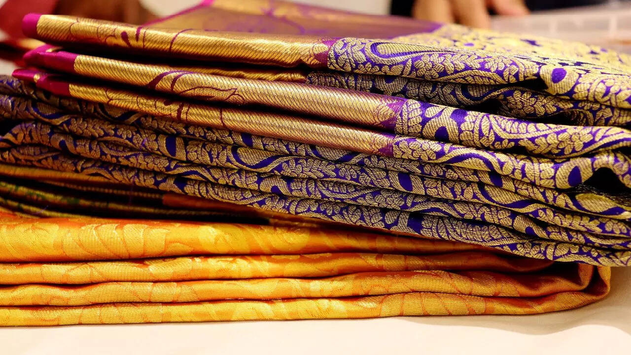 know how to take care of silk saree Storage tips in hindi-silk saree Care: सिल्क का ट्रेंड, ऐसे ...