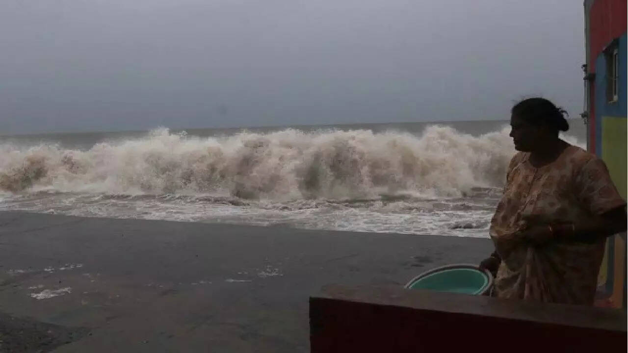 Cyclone Mandous Live Status Tracker, Chennai Weather Forecast Tracking ...