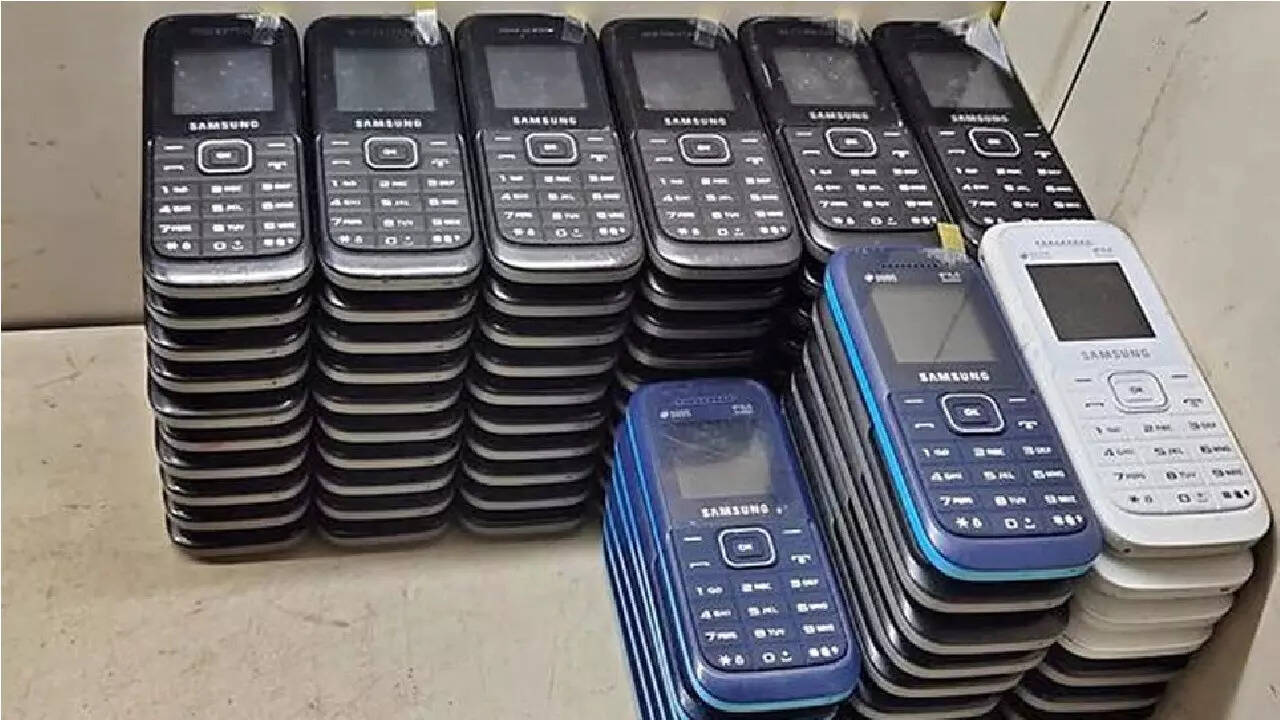 Samsung Feature Phone Is Available In India At Very Affordable Price On ...