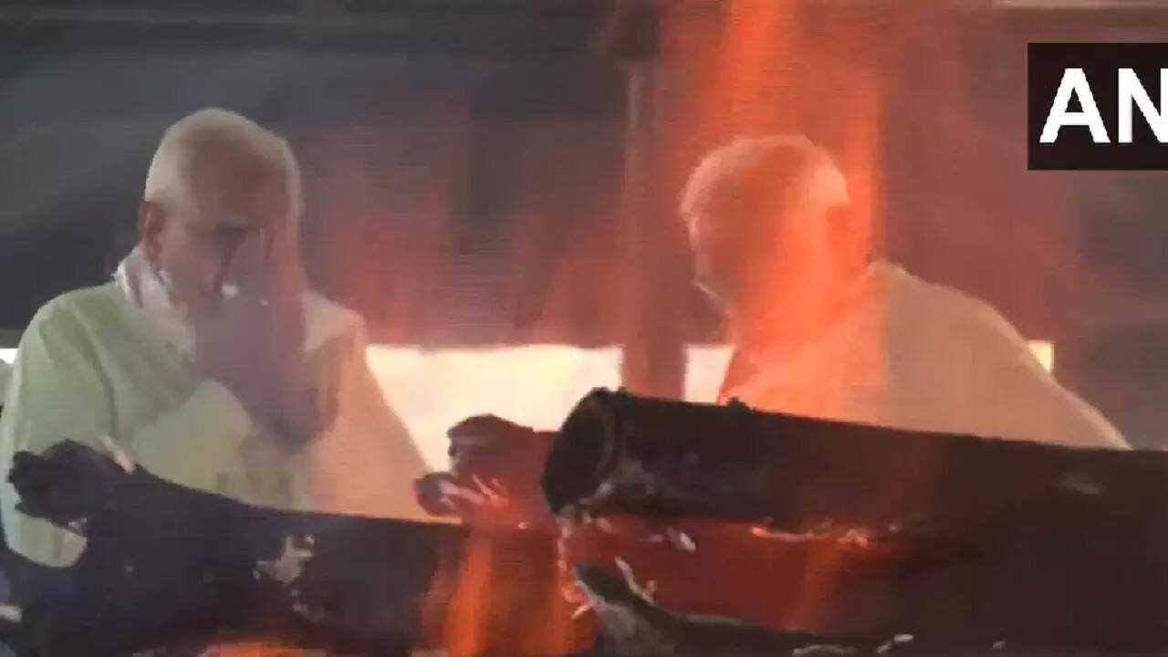 PM Modi ki maa ka last video, When Somabhai got emotional during mother ...