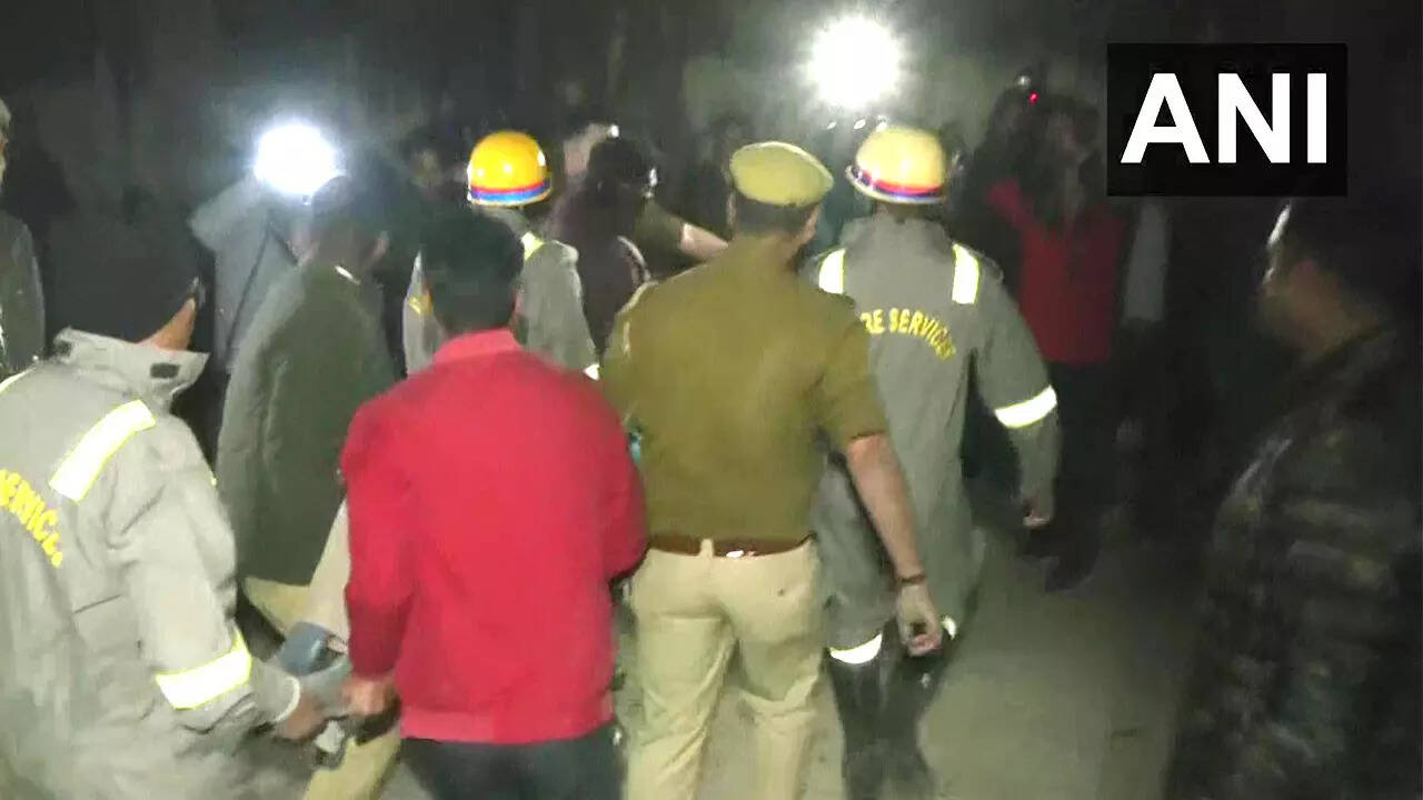 5 storey building collapses in Lucknow 15 families buried 3 dead ...