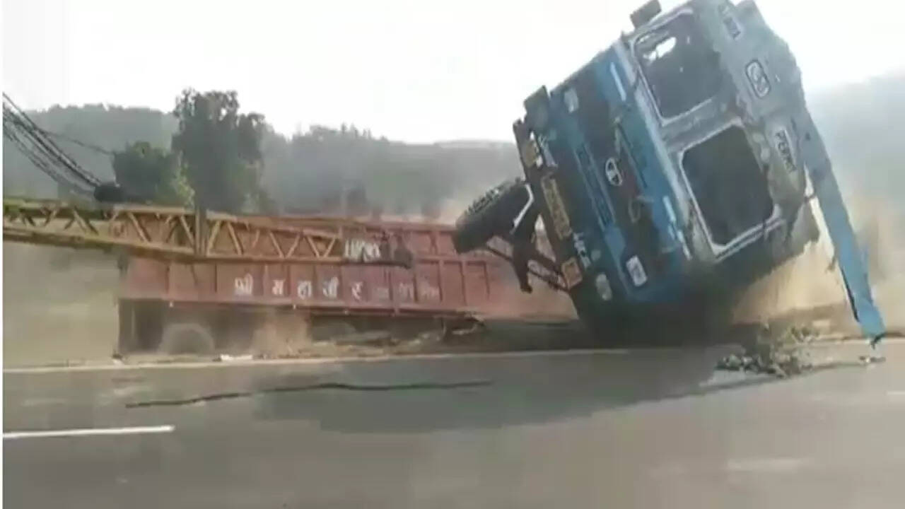 LIVE video of road accident, trolley collided with crane, driver's life ...